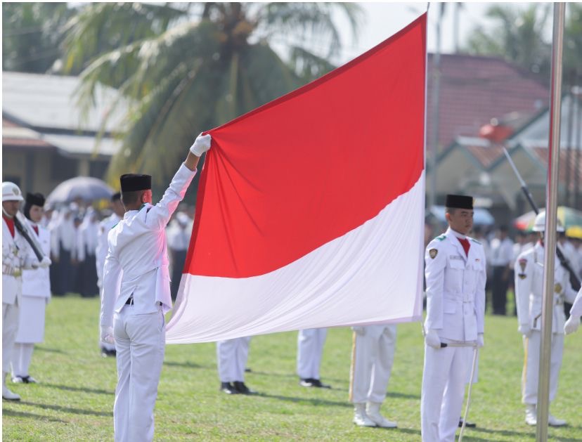 PUTERA UTAMA BATUBARA PEMBENTANG BENDERA KABUPATEN SEBAGAI PENGIBAR ...